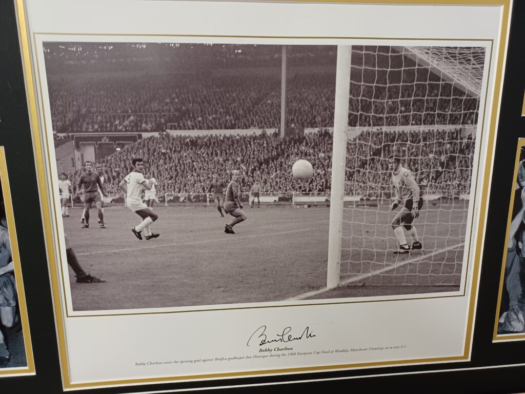 Bobby Charlton of Manchester United signed Photo with Shirt 1968 ...