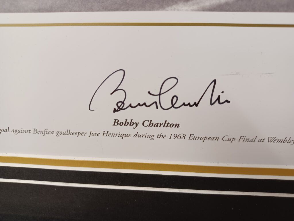 Bobby Charlton of Manchester United signed Photo with Shirt 1968 ...